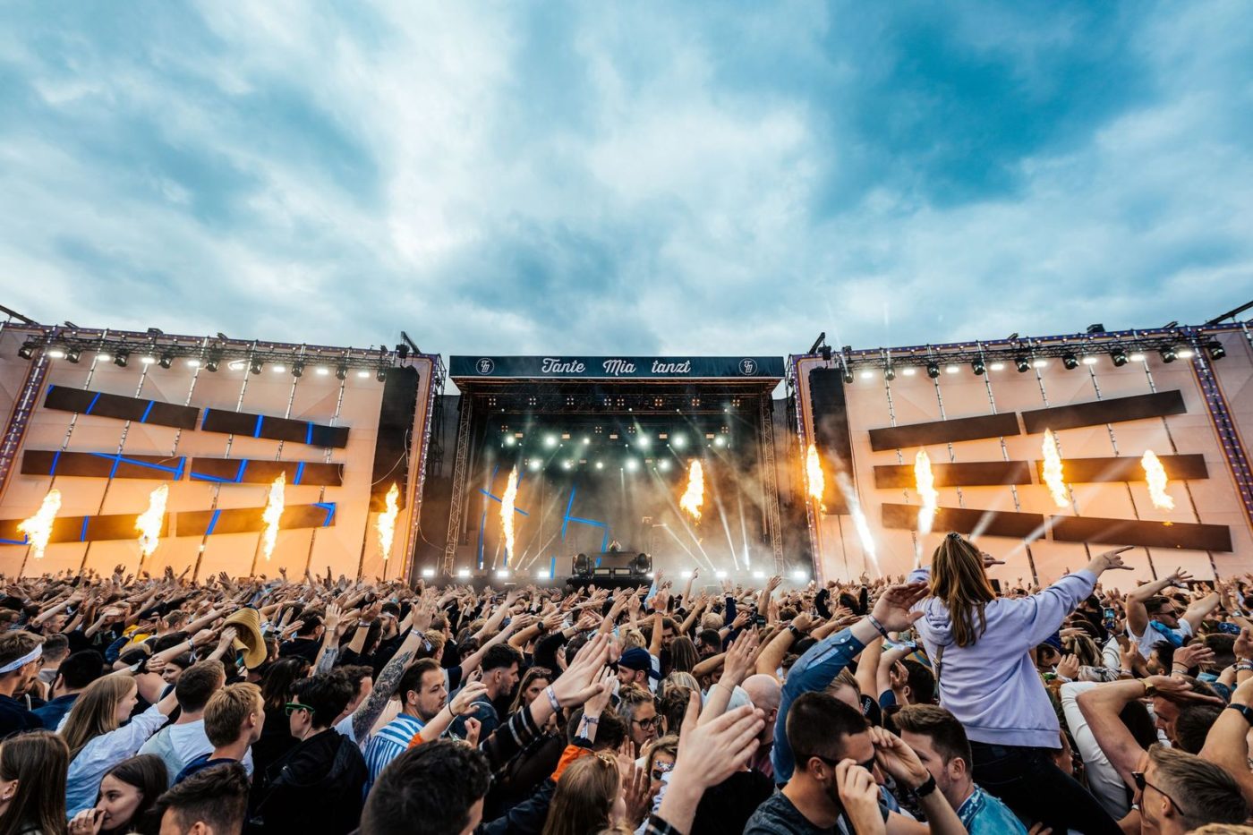 Tante Mia tanzt 2023 - Megastar STEVE AOKI kommt nach Vechta! - RAVEPEDIA