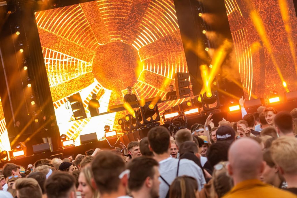 Tante Mia tanzt 2023 - Megastar STEVE AOKI kommt nach Vechta! - RAVEPEDIA